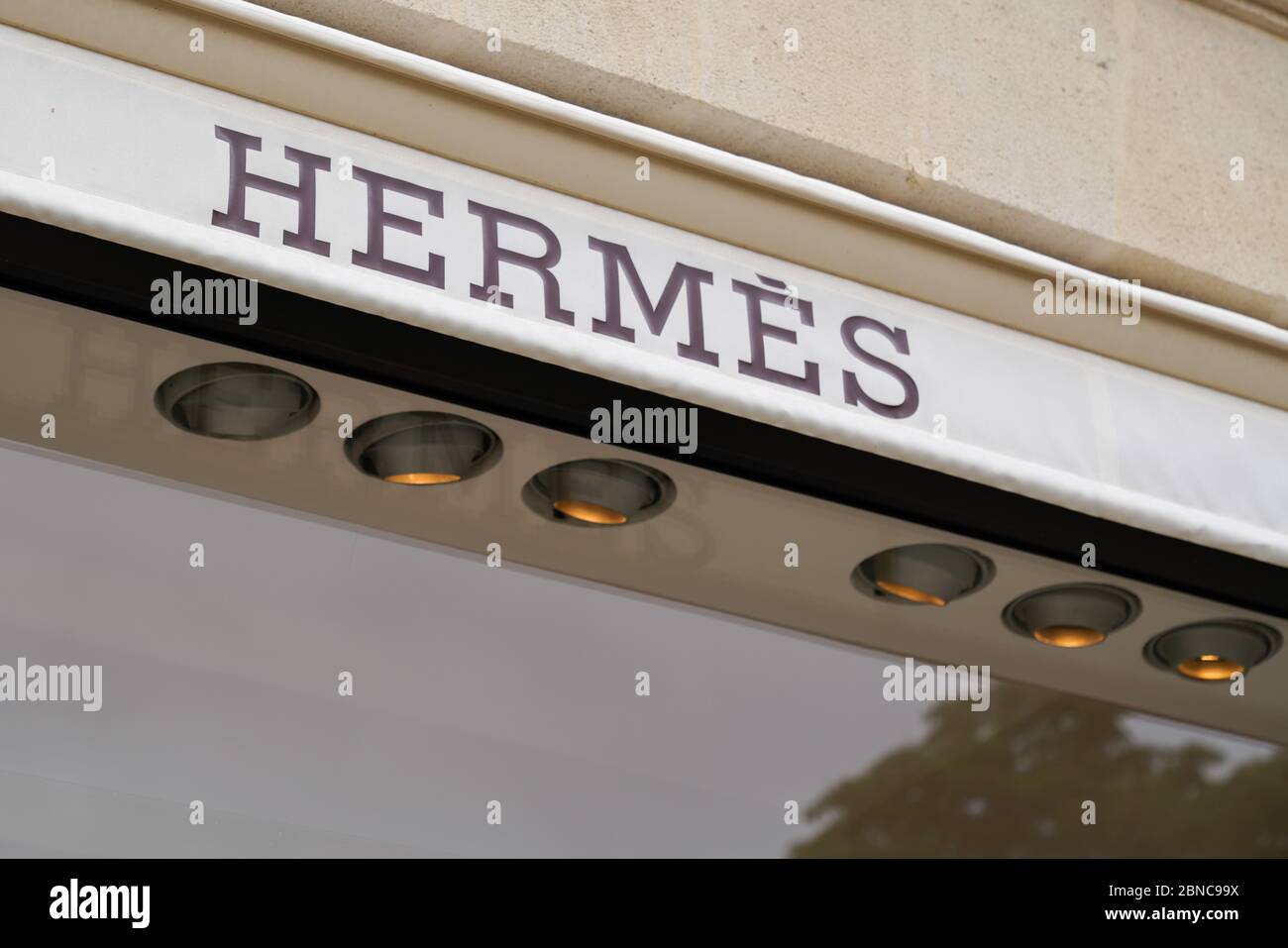 Bordeaux , Aquitaine / France - 05 10 2020 : Hermes logo text shop sign ...