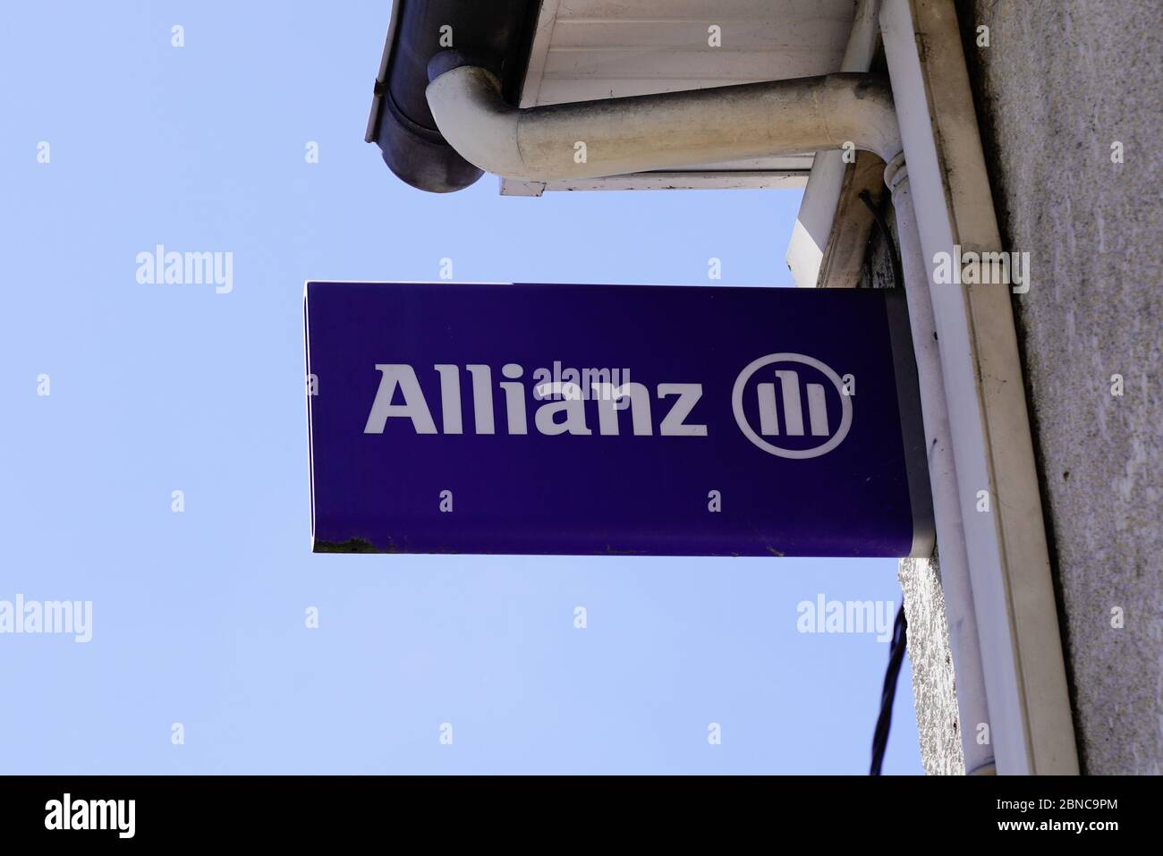 Allianz bank logo hi-res stock photography and images - Alamy