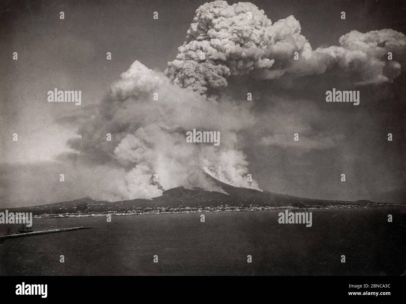 Eruption of the volcano Mount Vesuvius, Gulf of Naples, Campania, Italy ...