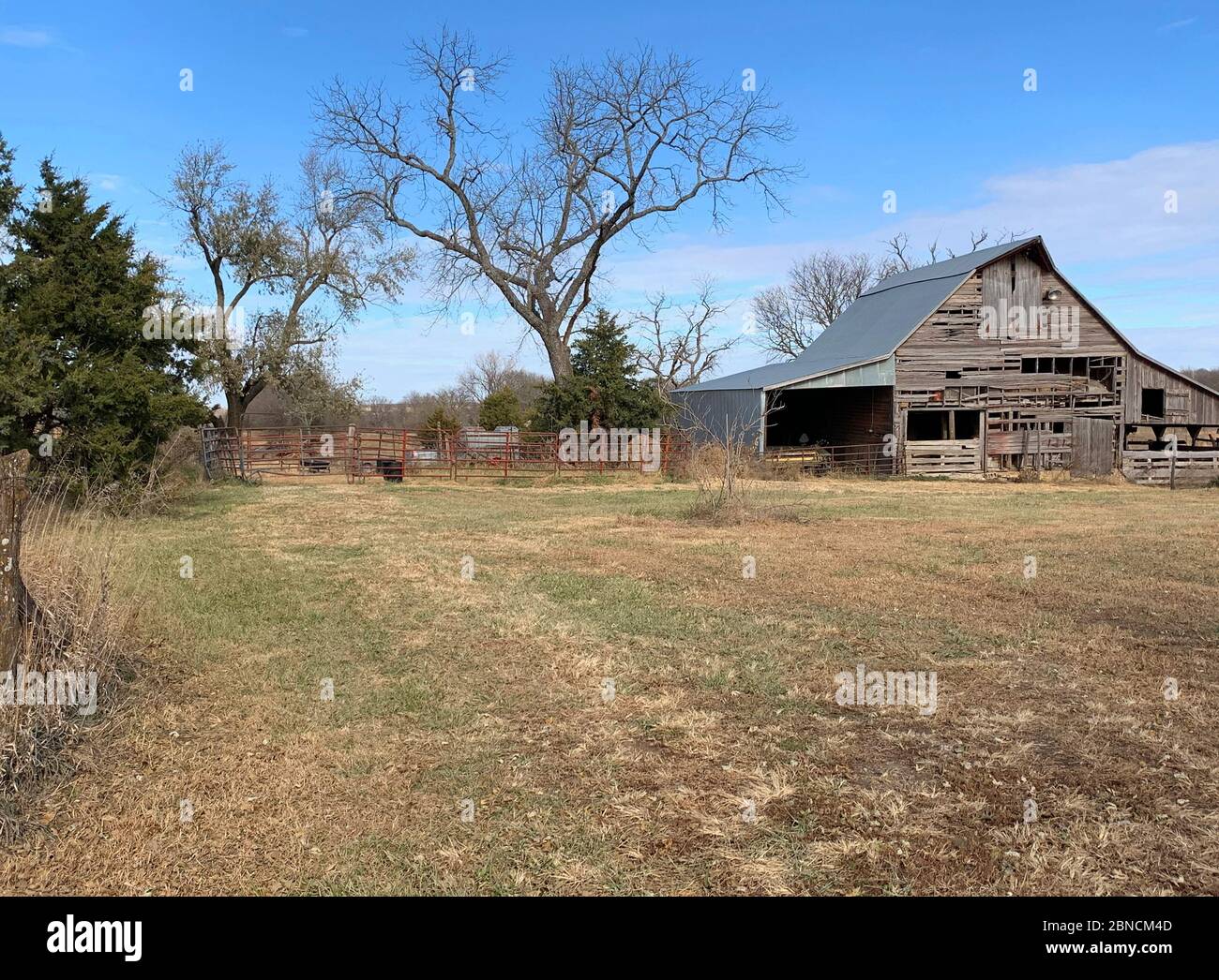 Old abandoned barn hi-res stock photography and images - Alamy