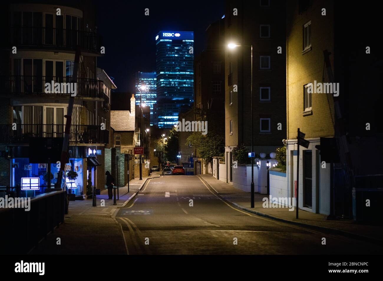 Narrow Street, Limehouse with a view of Canary Wharf Stock Photo - Alamy