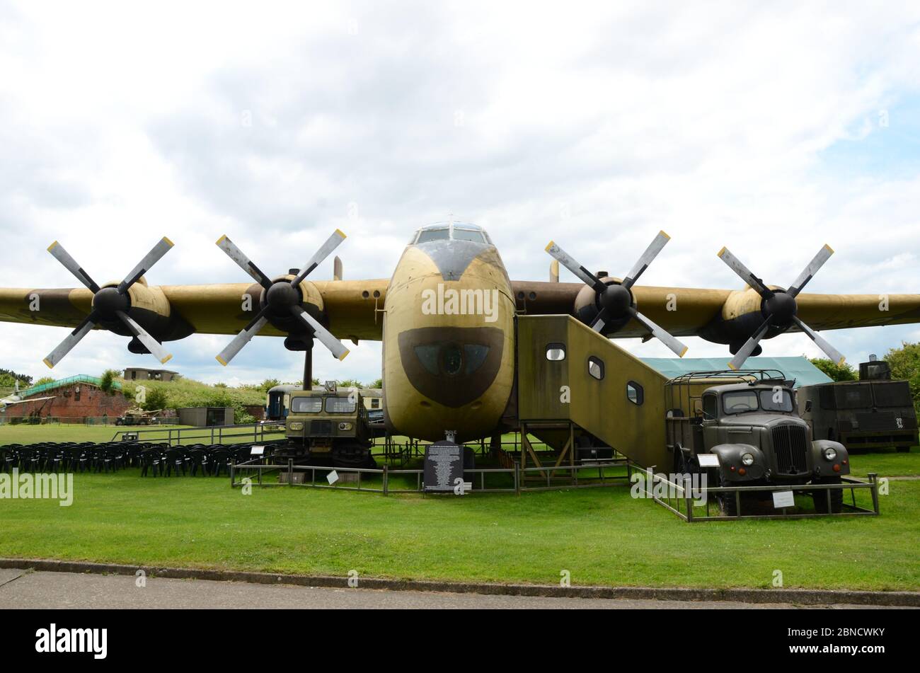 1950s british heavy transport aircraft hi-res stock photography and ...