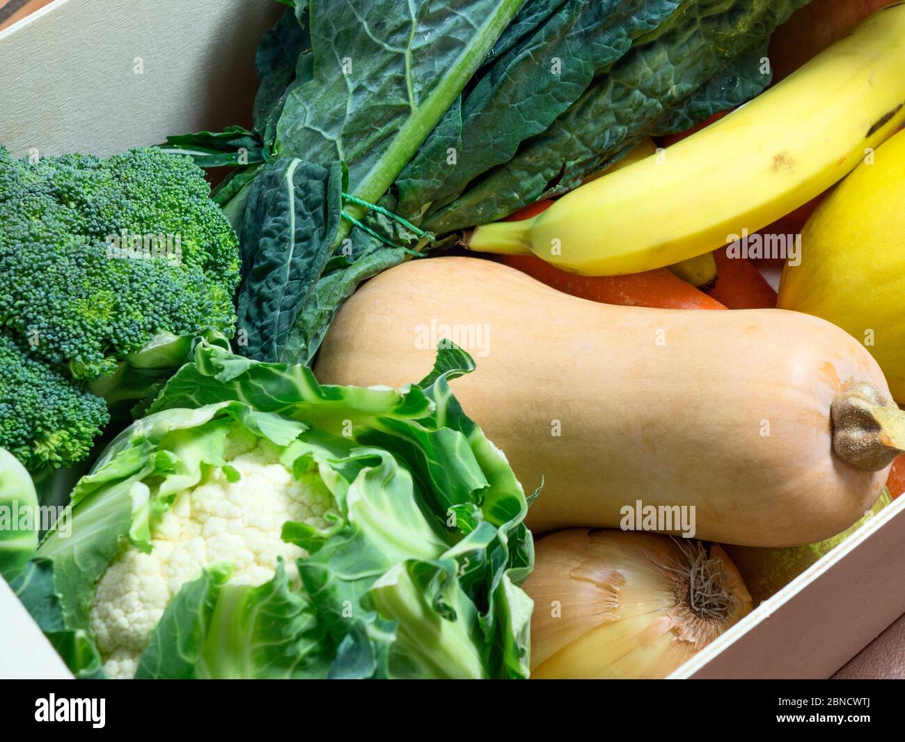 Box of vegetables hi-res stock photography and images - Alamy