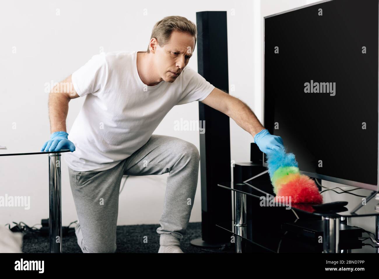 Blank tv screen hi-res stock photography and images - Alamy