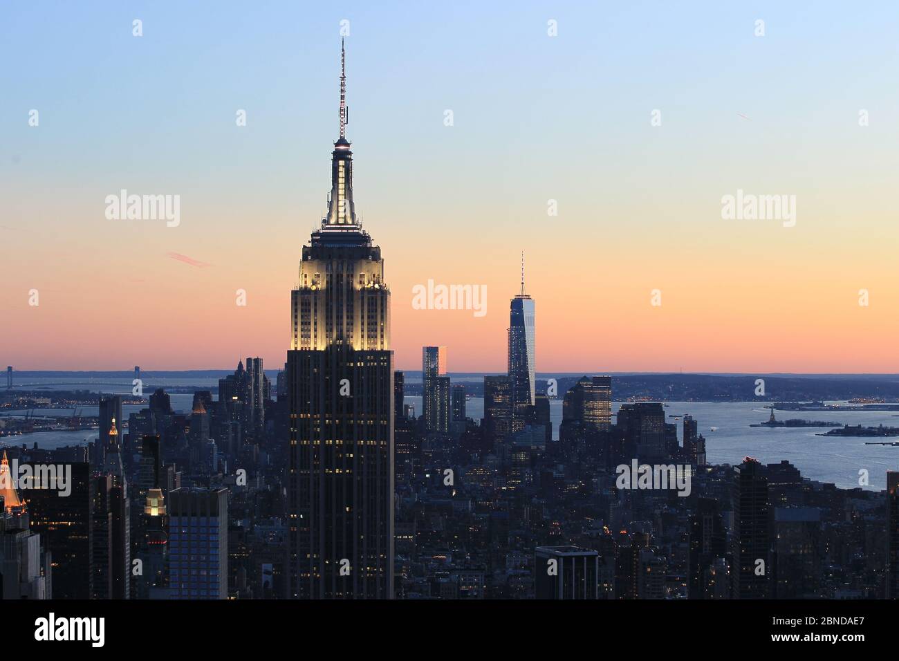 Beautiful sunset view of the Manhattan, New York skyline Stock Photo ...