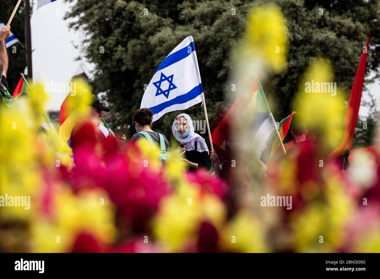 Jerusalem, Israel. 14th May, 2020. Participants wave flags as ...