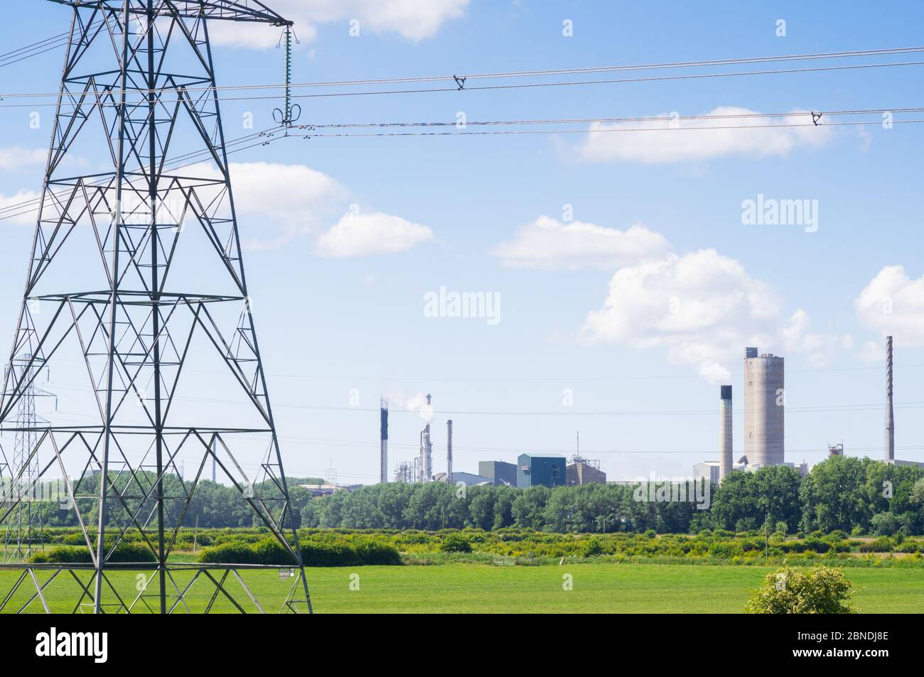 Pylons uk field hi-res stock photography and images - Alamy
