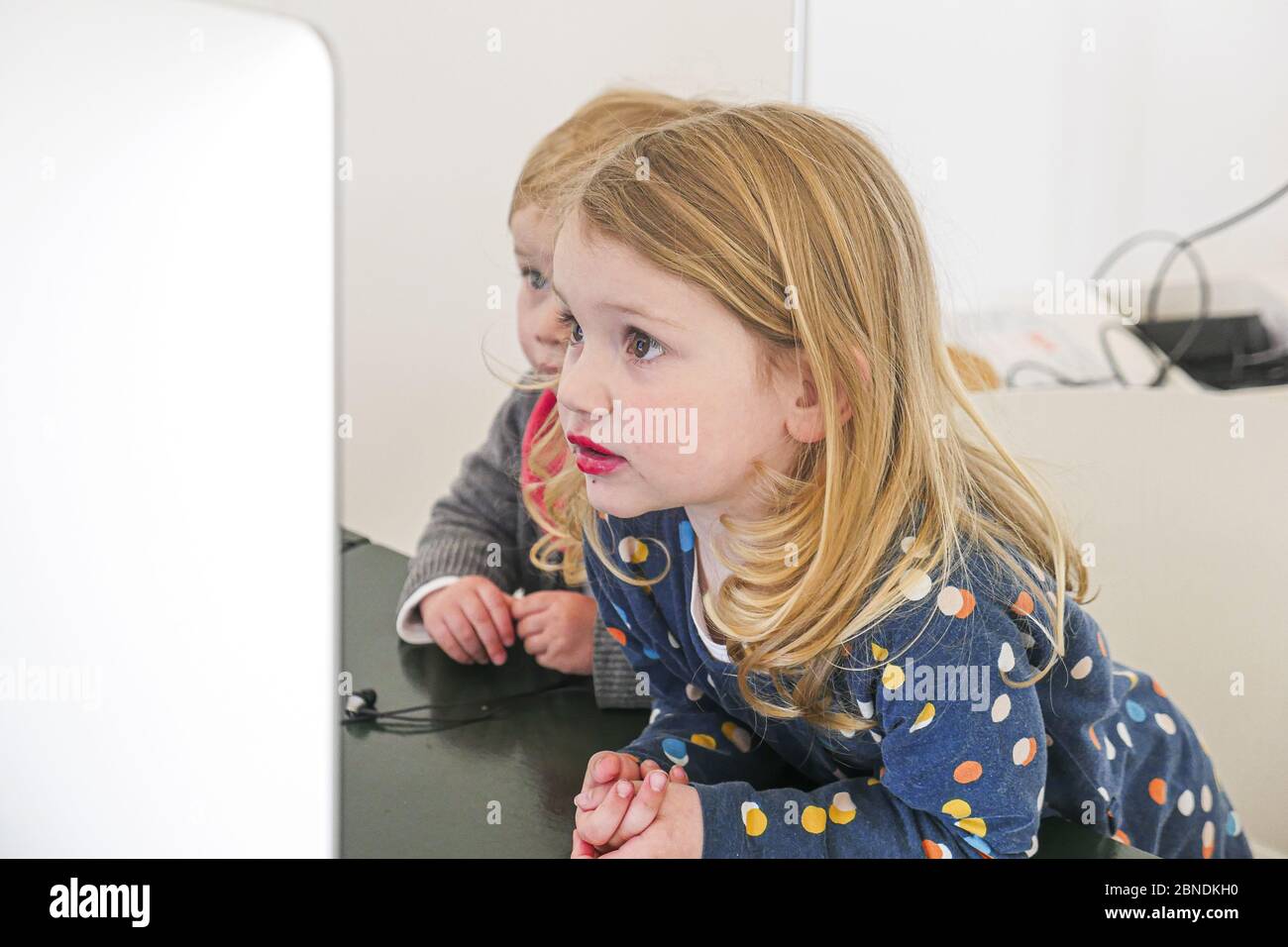 Young children watch tv screen hi-res stock photography and images - Alamy