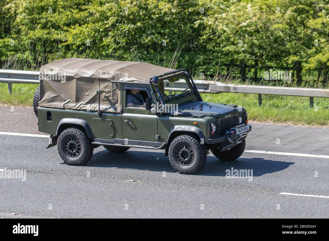 1991 90s green Land Rover 110 Tdi SWB ; Vehicular traffic moving ...