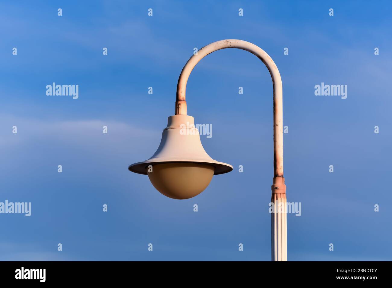 Farola sobre cielo Stock Photo - Alamy