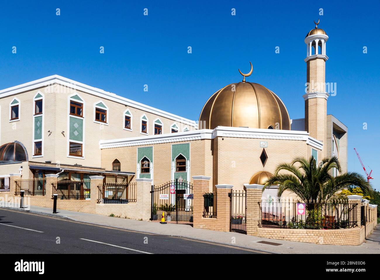 The London Islamic Cultural Society and Mosque on Wightman Road ...