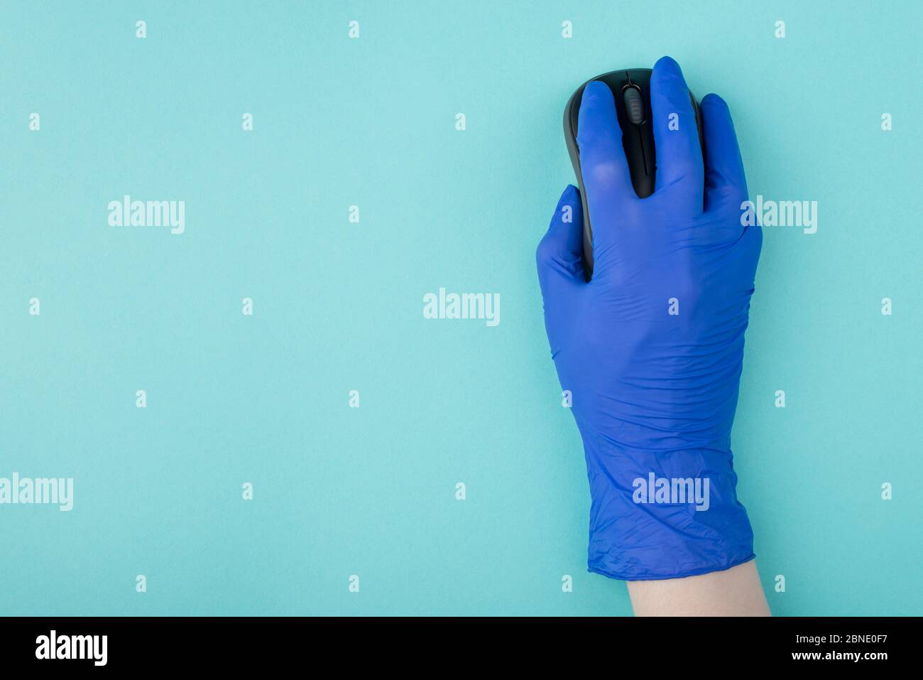 Hand holding wireless mouse hi-res stock photography and images - Alamy