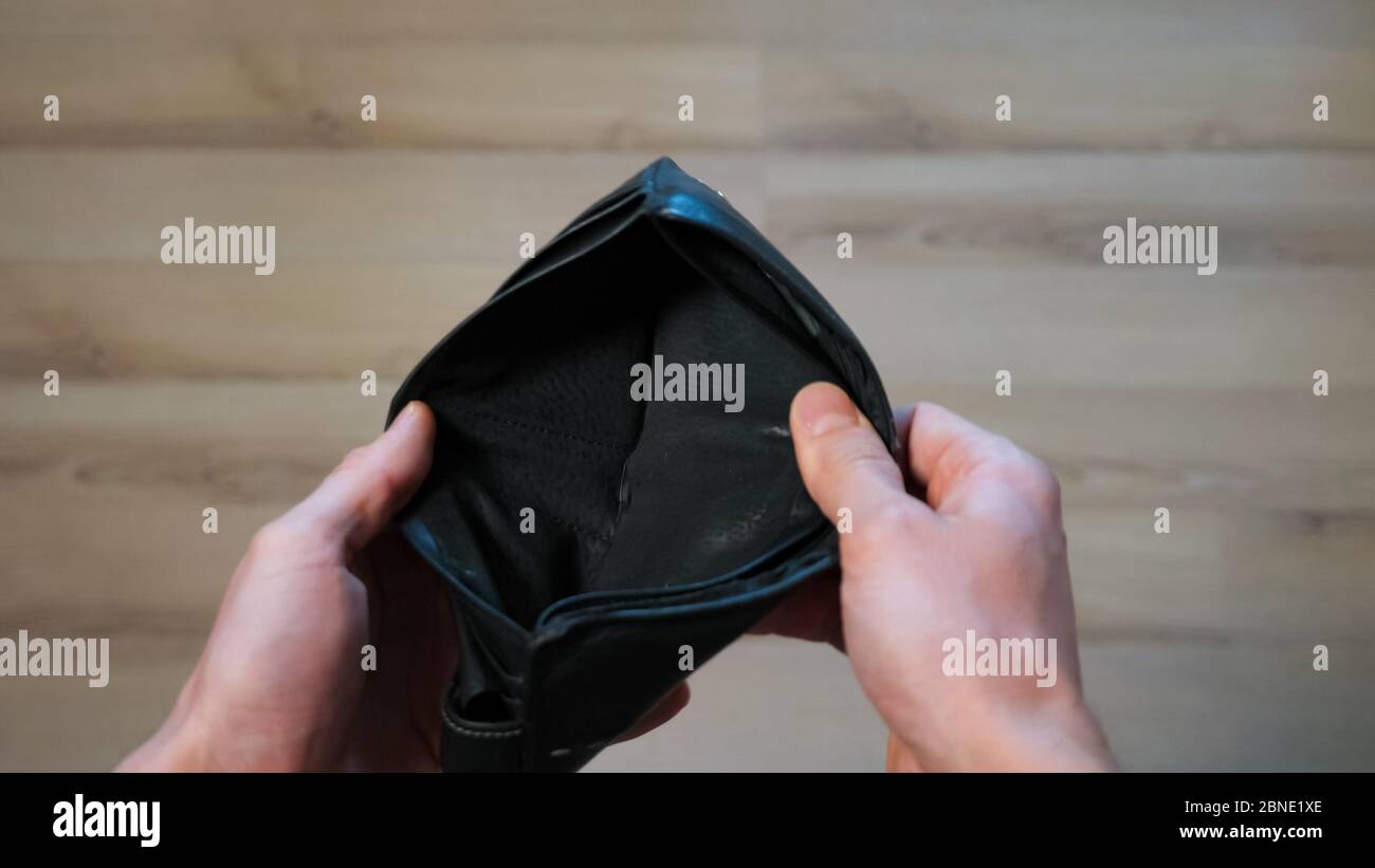 male hands open empty black wallet close up Stock Photo - Alamy