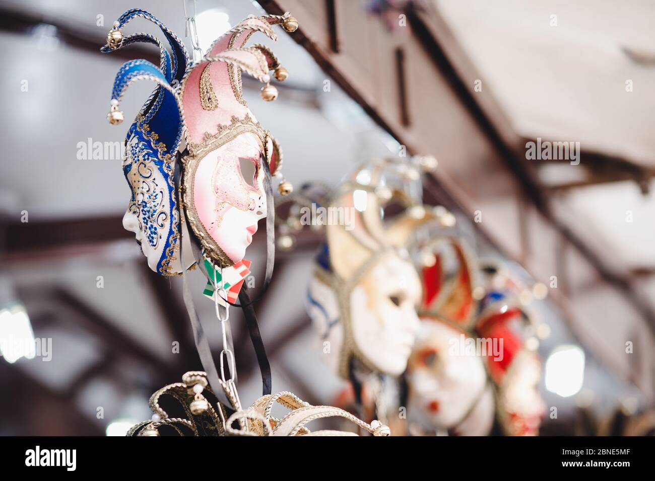 Venetian mask shop hi-res stock photography and images - Alamy