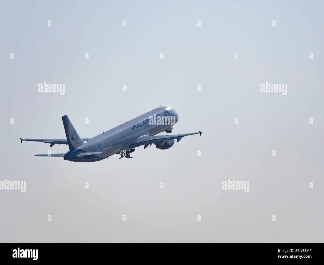 Overhead arriving commercial jet airliner hi-res stock photography and ...
