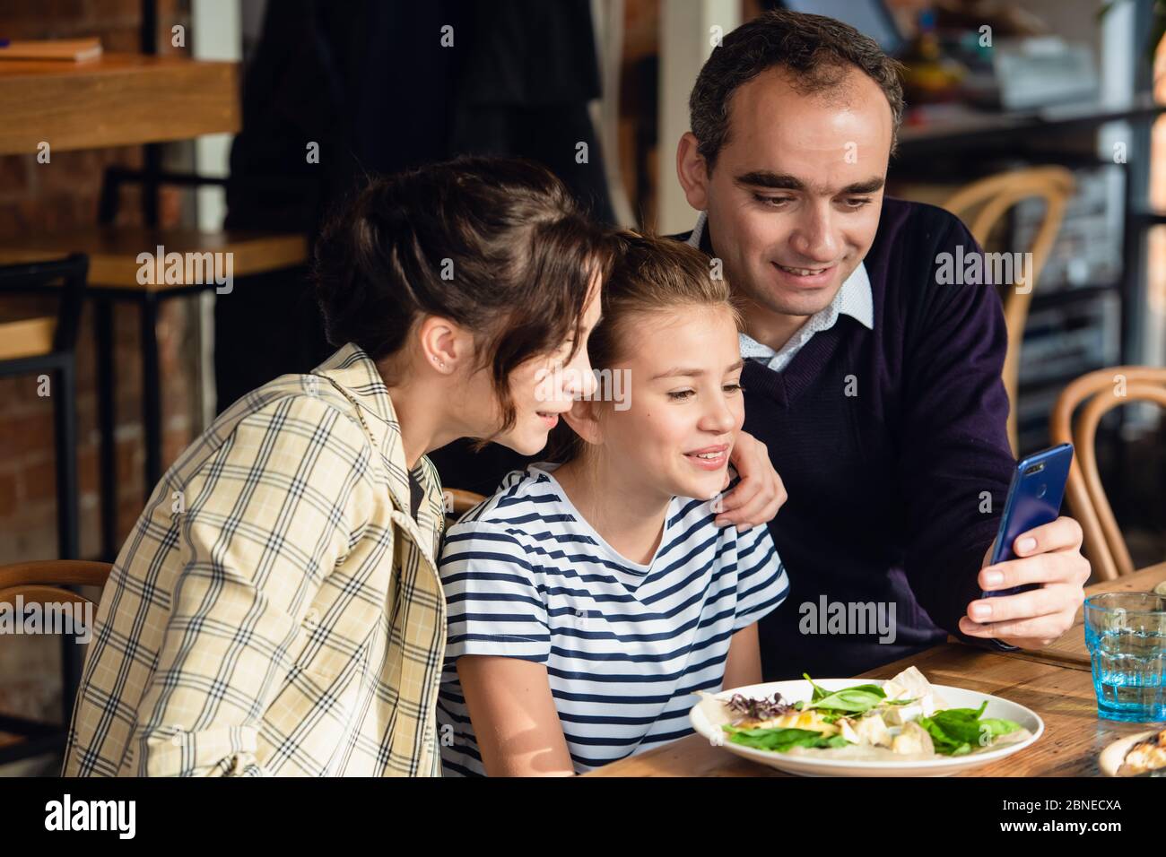 Young family chatting at the diiner table Stock Photo - Alamy