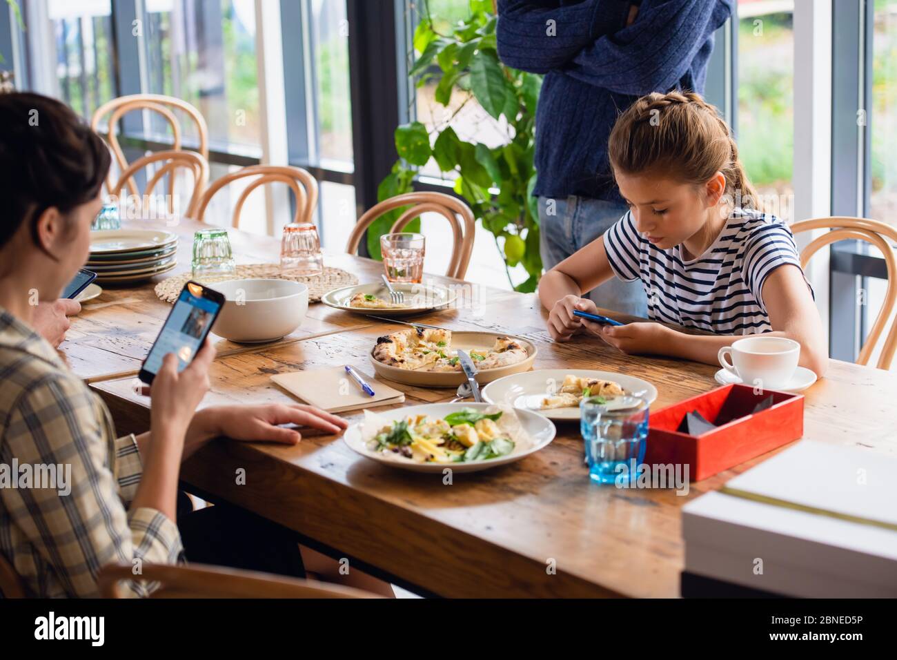 Family phones dinner table hi-res stock photography and images - Alamy