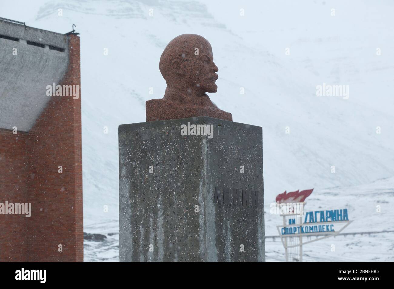 Statue of Lenin in the abandoned Russian settlement of Pyramiden ...