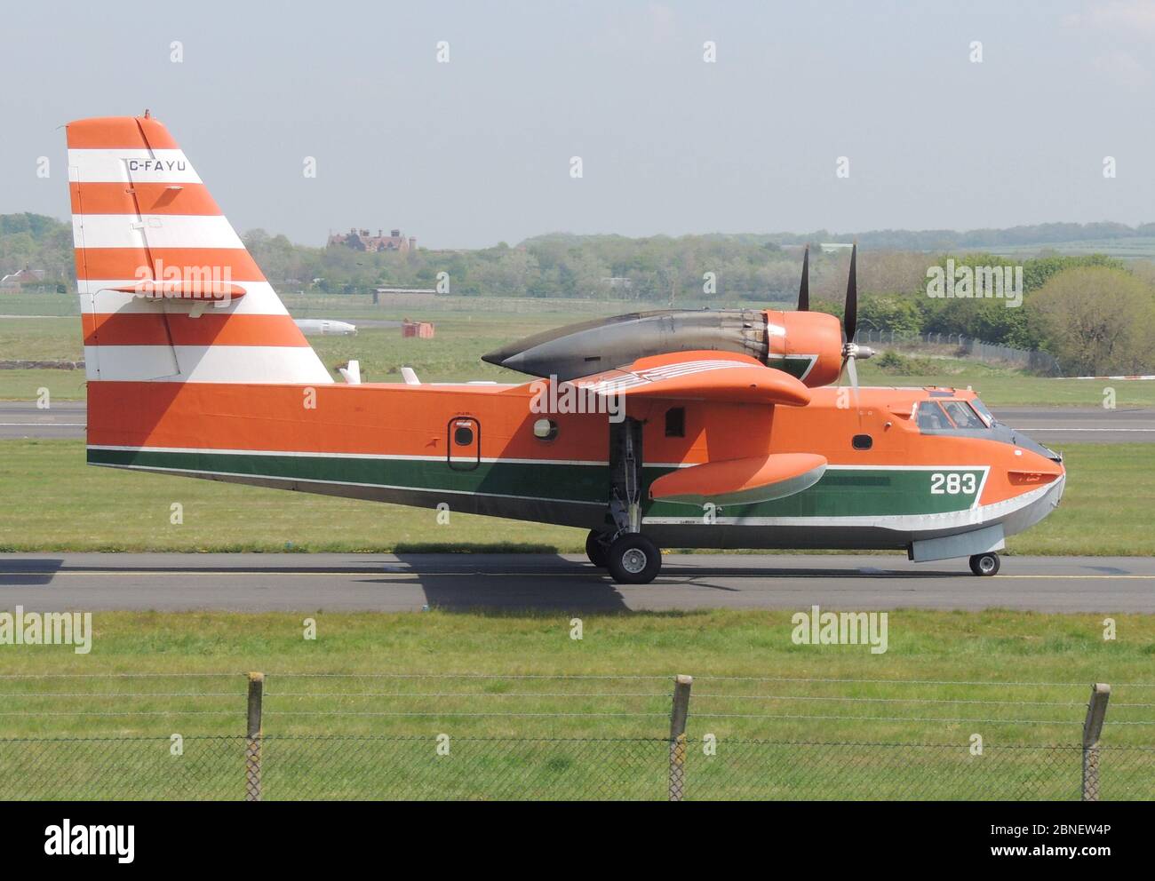 Amphibious water bomber hi-res stock photography and images - Alamy