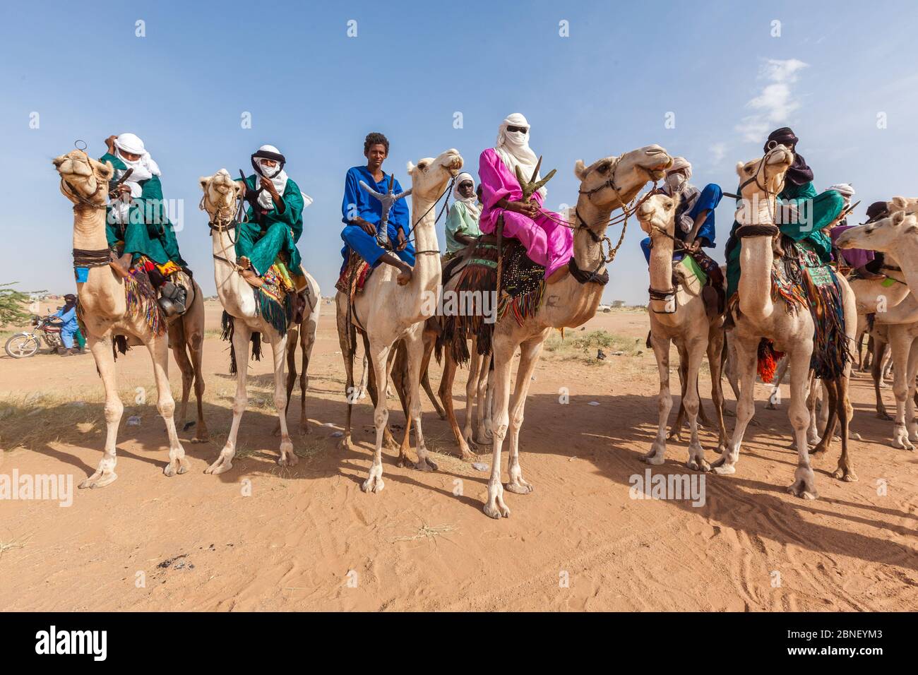 North africa sahara desert people hi-res stock photography and images ...