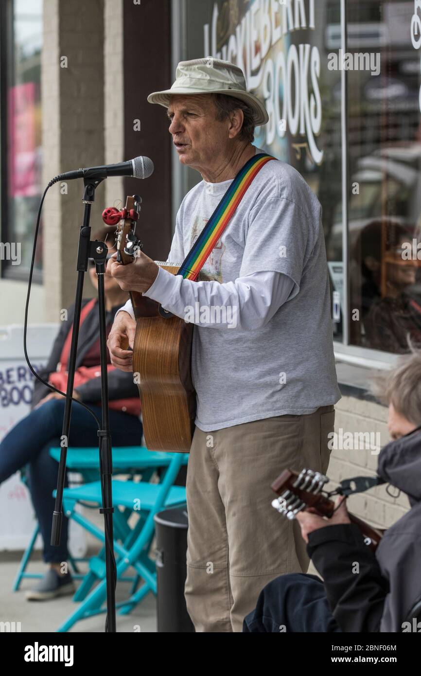 Singer senior hi-res stock photography and images - Alamy