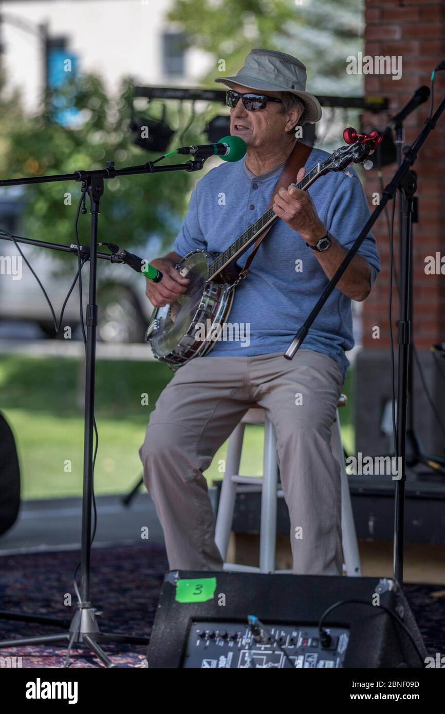 Man with string instruments hi-res stock photography and images - Alamy