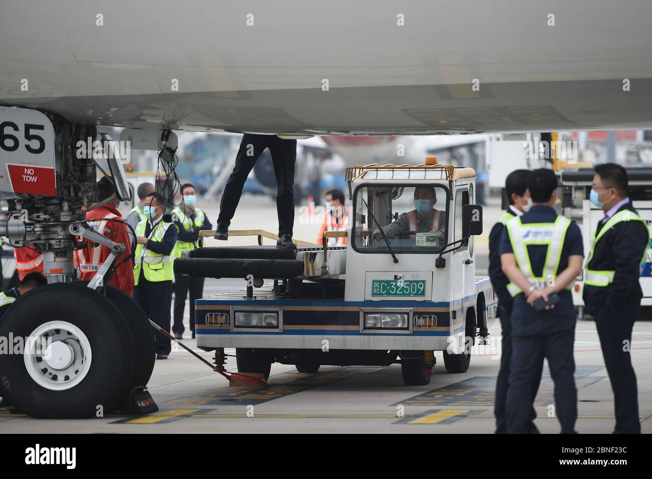 Aircraft ground handling staff hi-res stock photography and images - Alamy