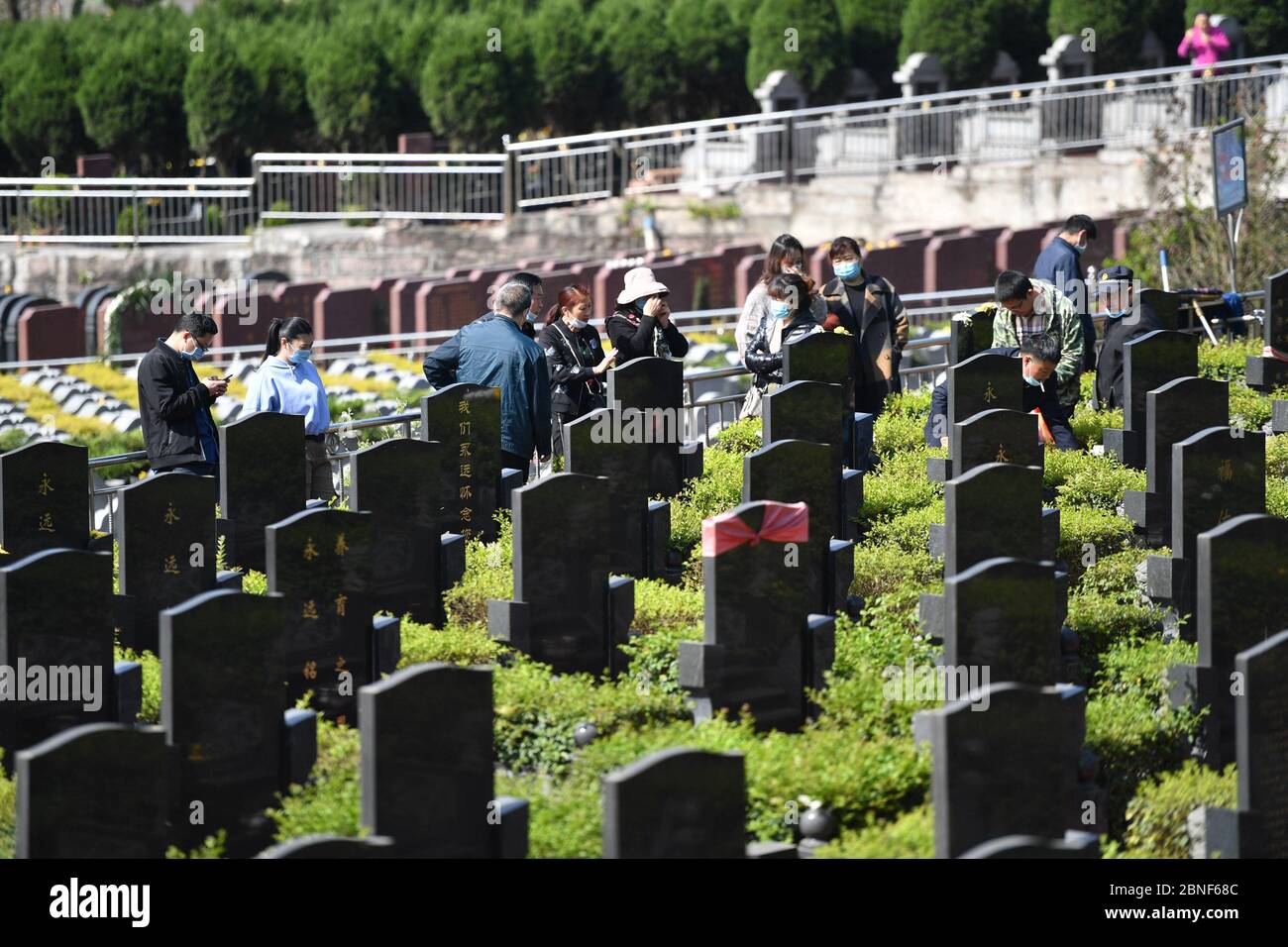 Families visit and sweep the tomb of the ancestor prior to the ...