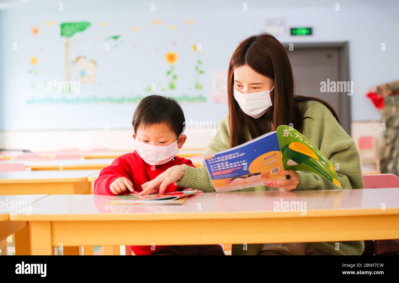 Chinese parents reading with kids hi-res stock photography and images ...
