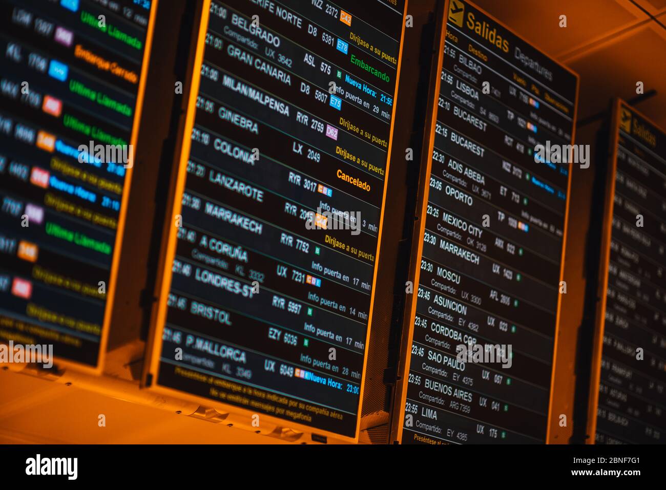 Digital flight information boards hi-res stock photography and images ...