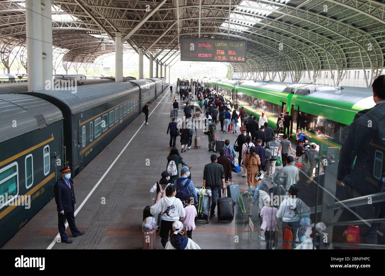 Chinese crowd nanjing train station hi-res stock photography and images ...