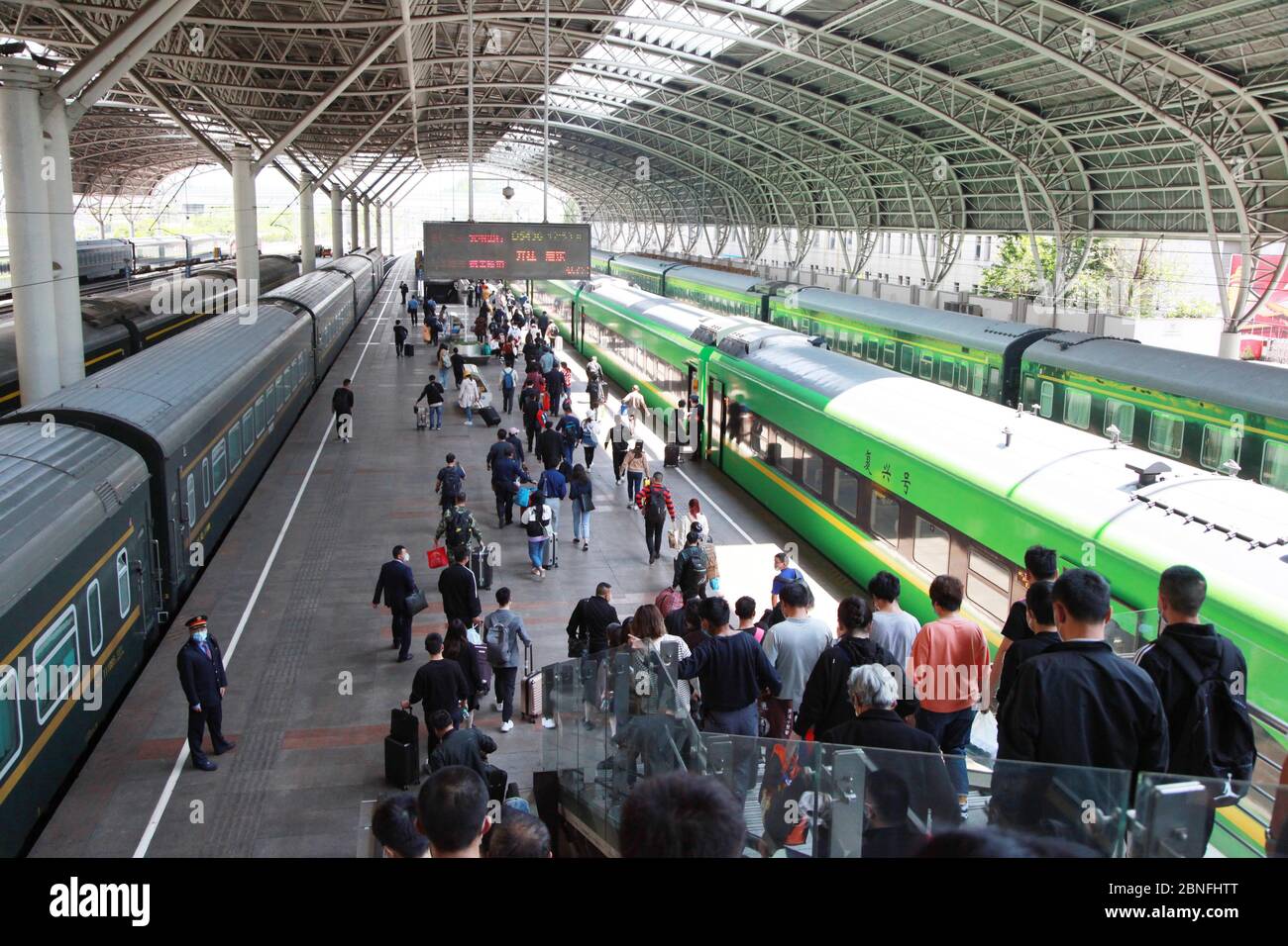 Chinese crowd nanjing train station hi-res stock photography and images ...