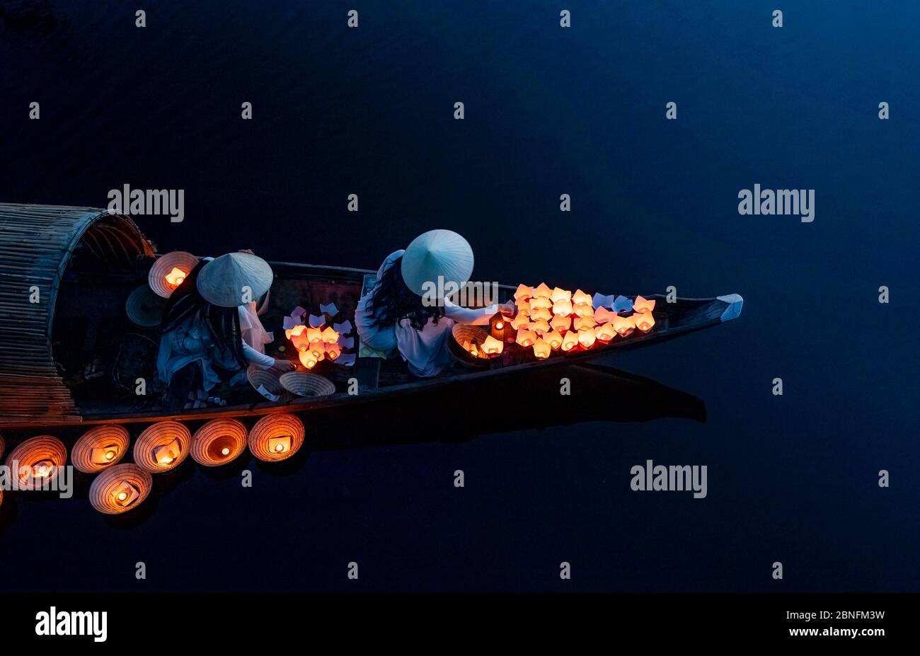 --File--Undated Photo: People set off lanterns during Hoi An Lantern ...