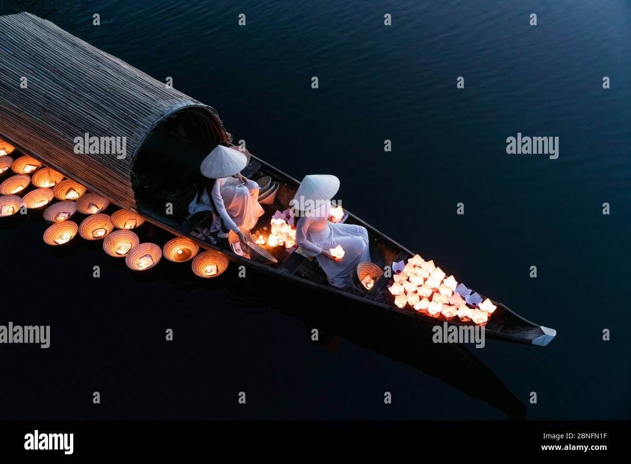 --File--Undated Photo: People set off lanterns during Hoi An Lantern ...