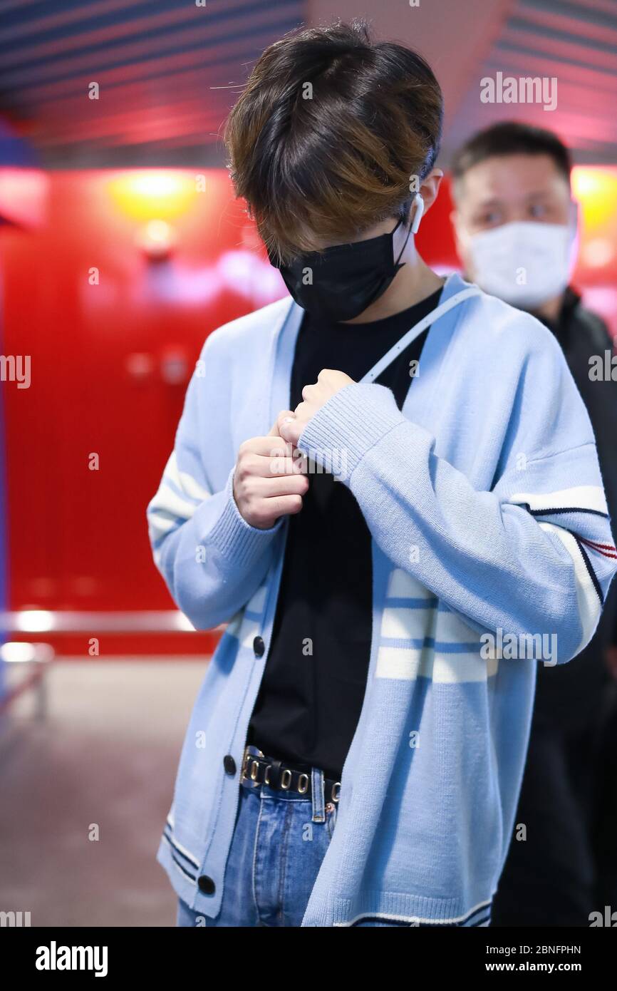 Chinese singer Xia Hanyu shows up at Shanghai airport before departure ...