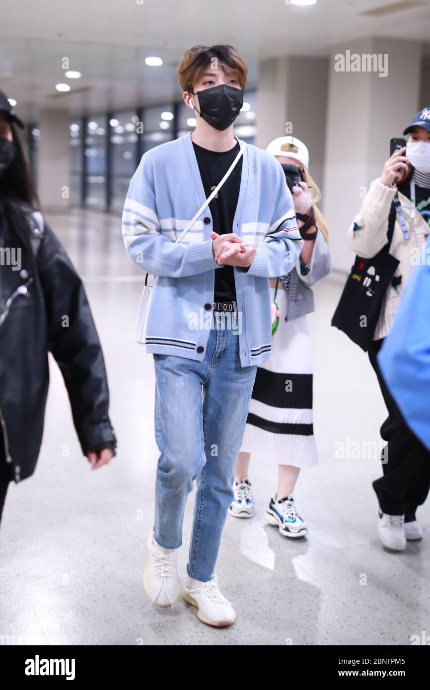 Chinese singer Xia Hanyu shows up at Shanghai airport before departure ...