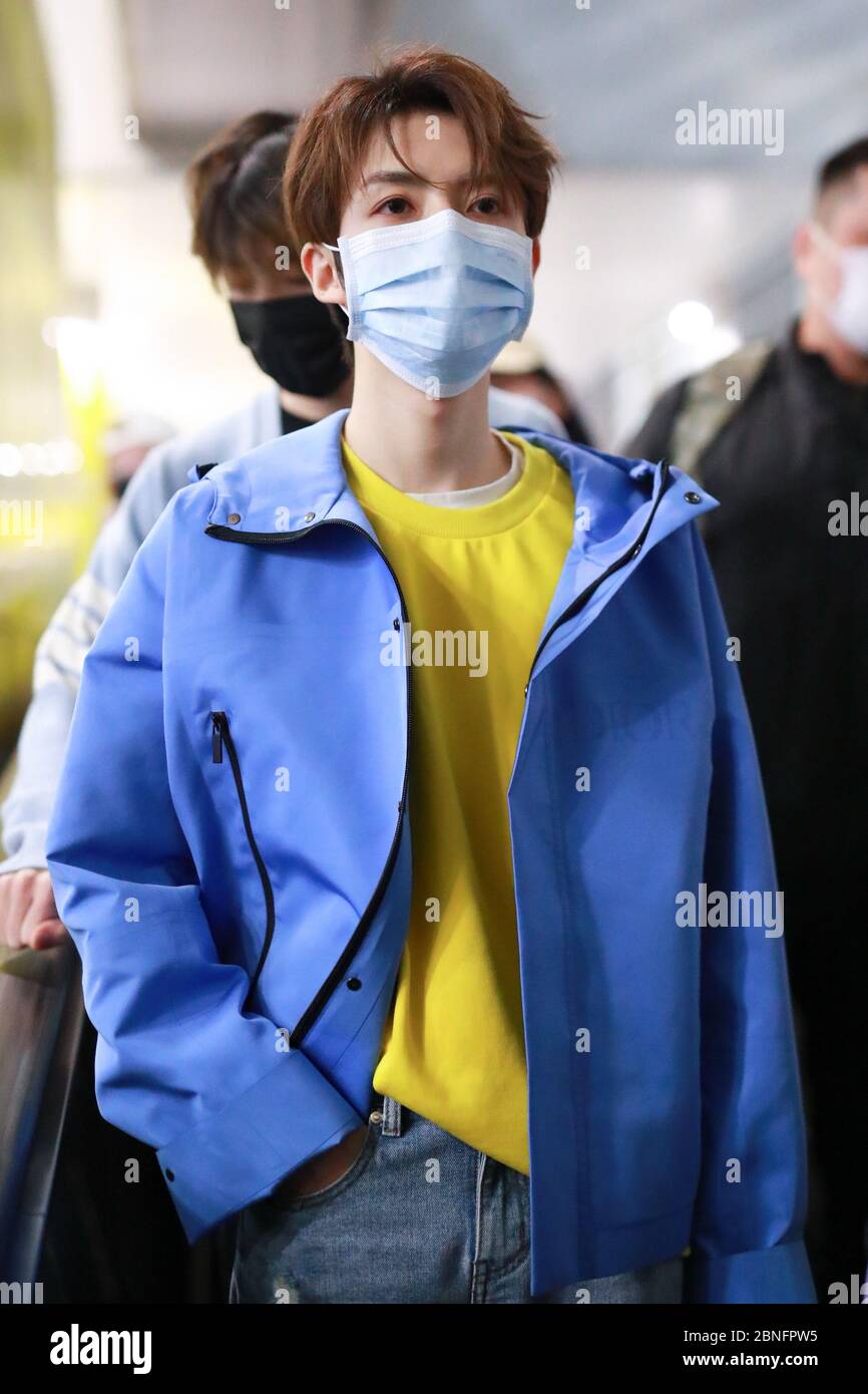 Chinese singer Guan Yue shows up at Shanghai airport before departure ...