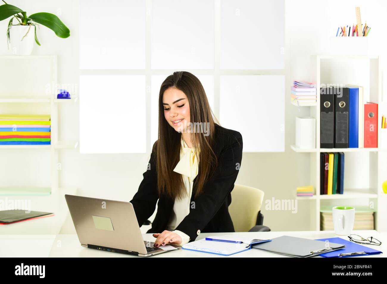 Bank worker hi-res stock photography and images - Alamy