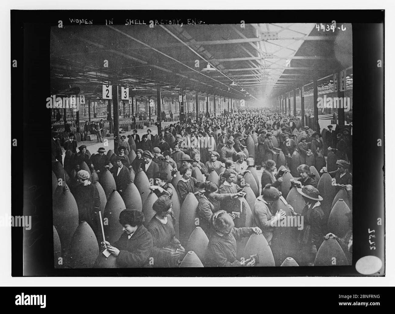 World war i women shell hi-res stock photography and images - Alamy