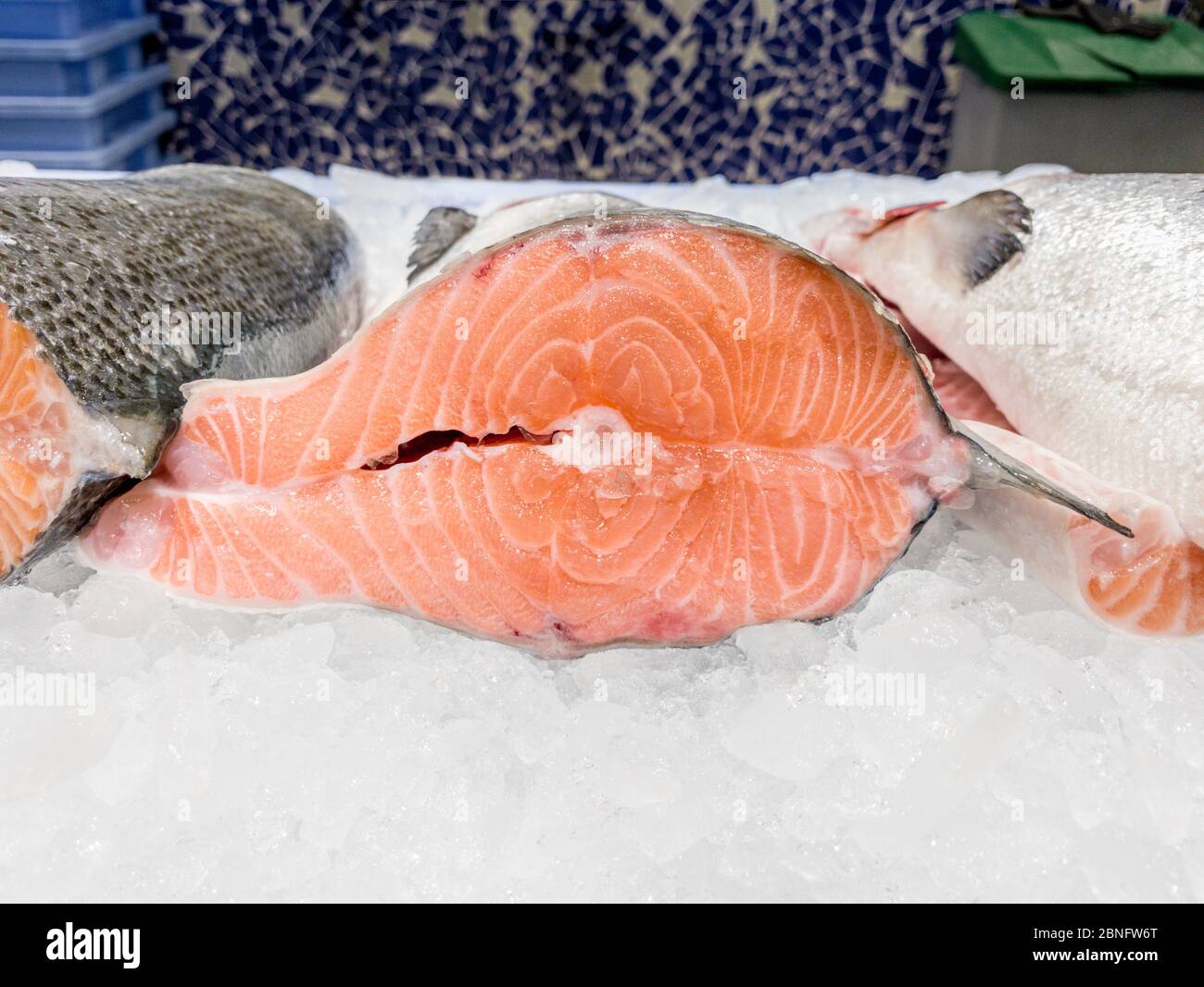Supermarket display seafood selling hi-res stock photography and images ...