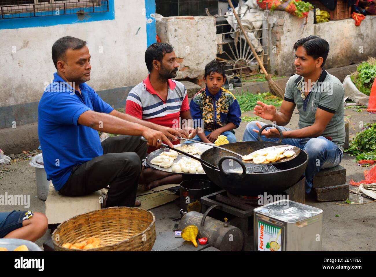 Indian man cooking street food hi-res stock photography and images - Alamy