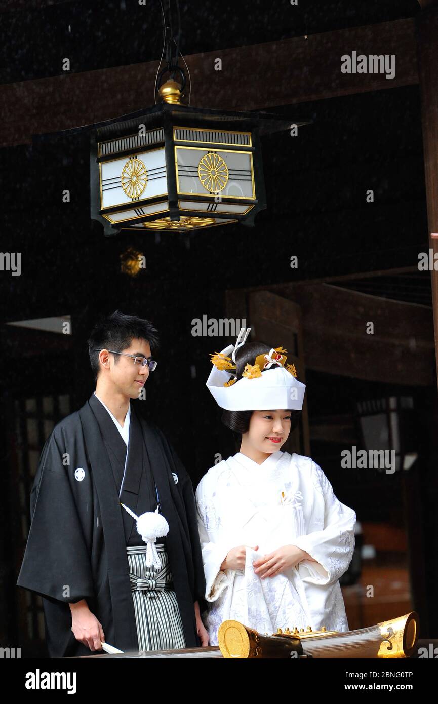 Bride and groom taking wedding photos at the Meiji Shrine in Tokyo ...