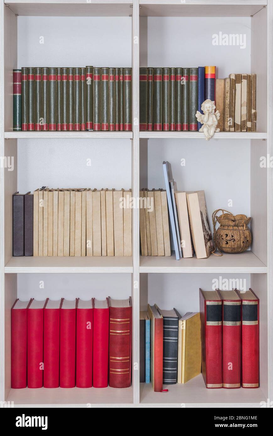 Encyclopedias in shelf hi-res stock photography and images - Alamy