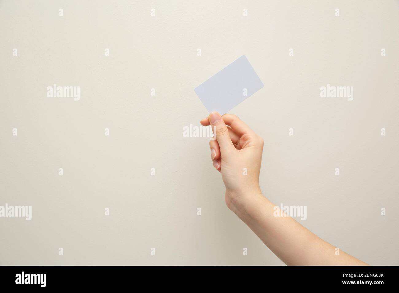 hand holding white card Stock Photo - Alamy