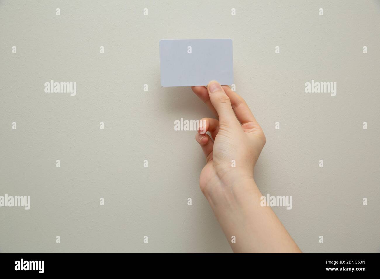 hand holding white card Stock Photo - Alamy