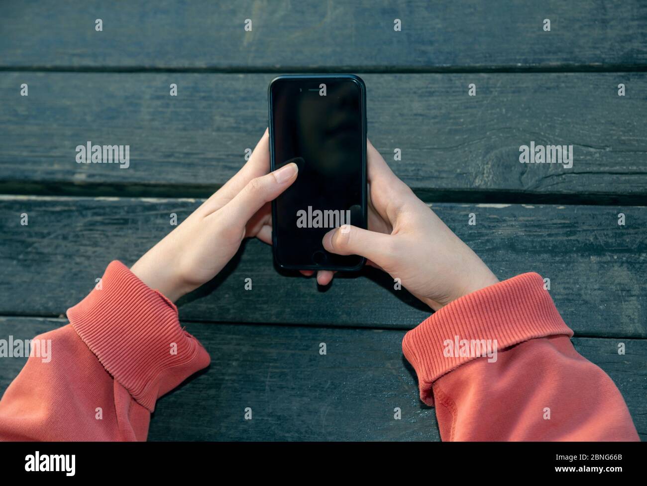 girl hand holding mobile phone Stock Photo - Alamy