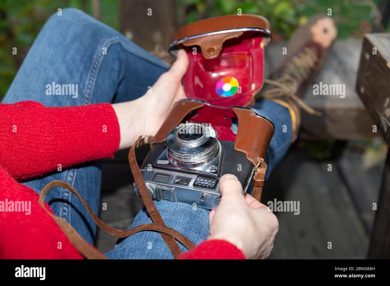 Classic camera in woman hand Stock Photo - Alamy