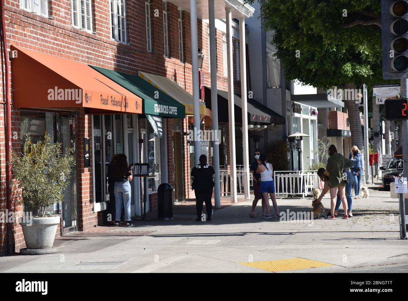 Starbucks customers line hi-res stock photography and images - Alamy