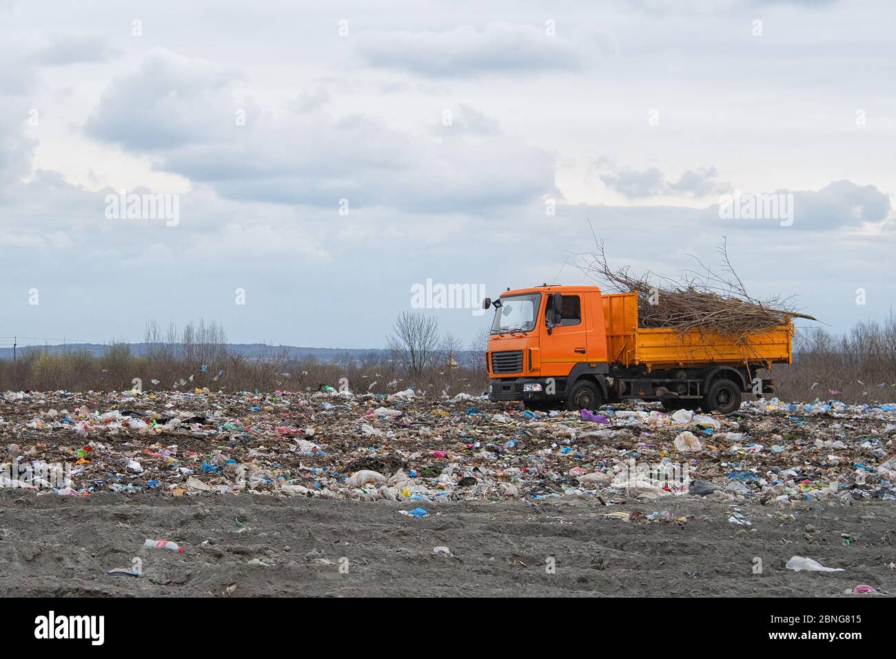 Dump truck unloading hi-res stock photography and images - Alamy