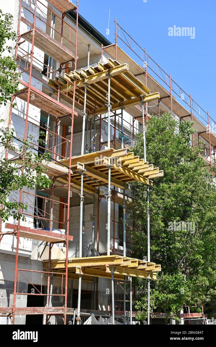 Construction frame next to an apartment building Stock Photo - Alamy
